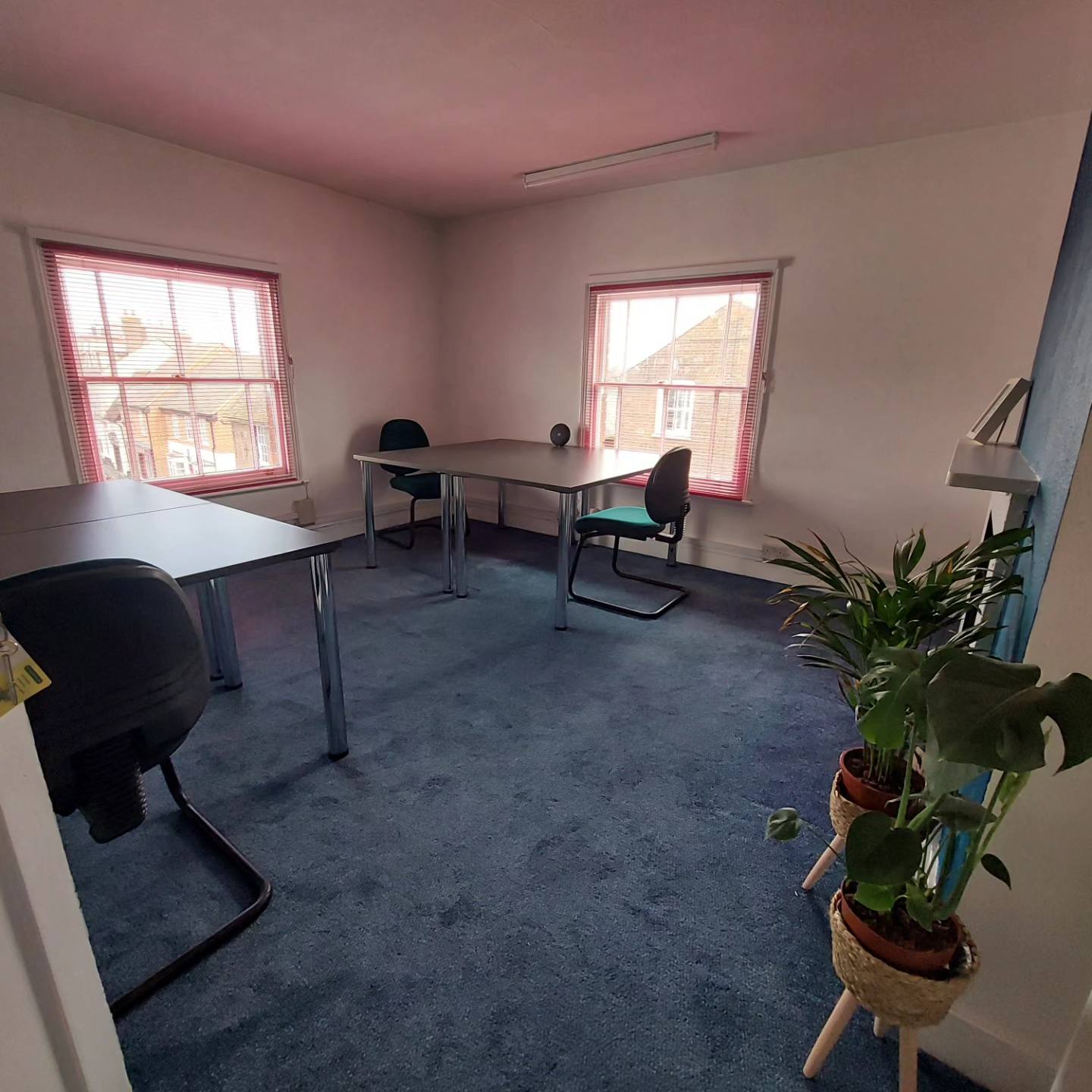 Hot Desks – Borrow My Office